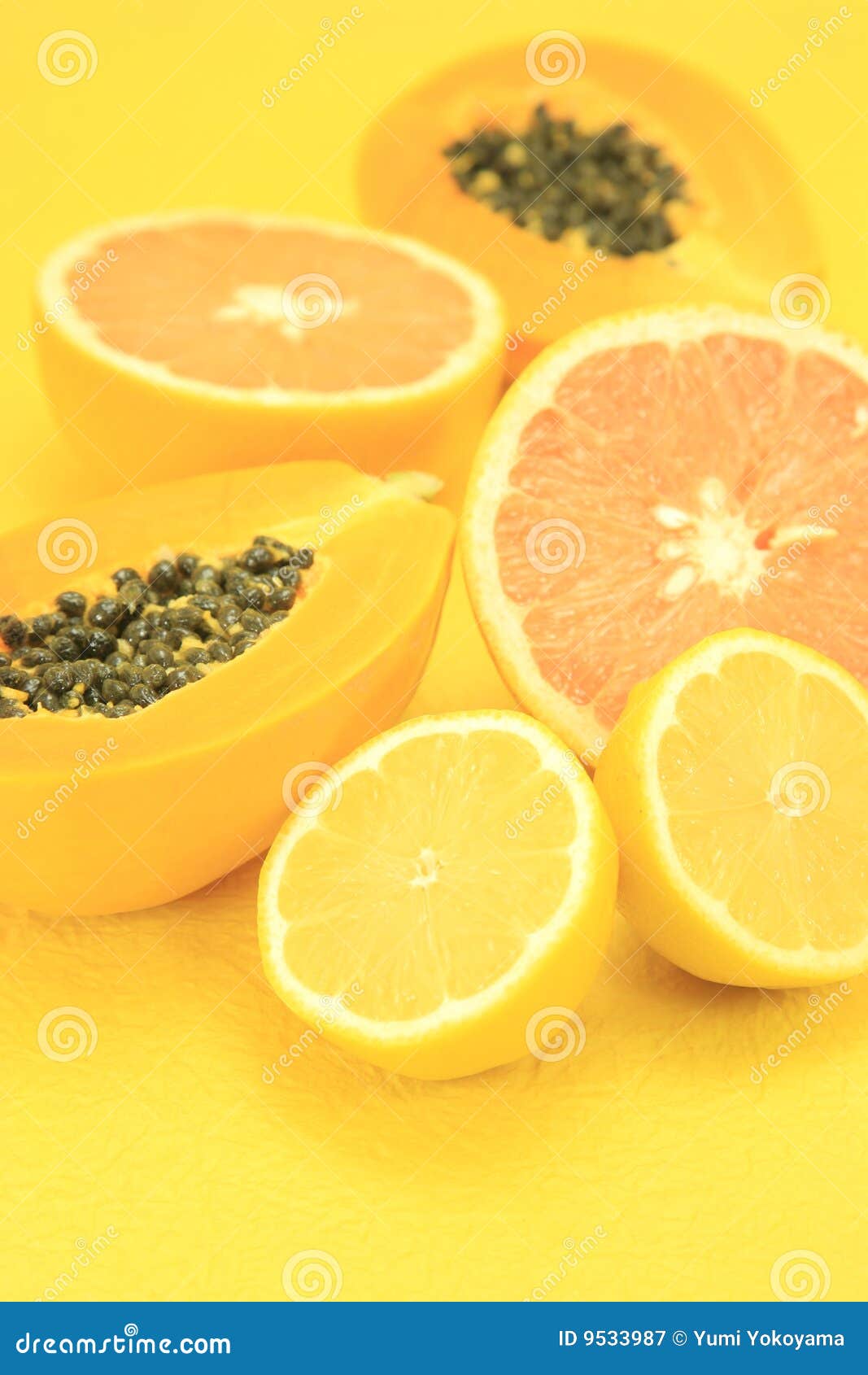 Gele vruchten stock afbeelding. Image of geel, half, besnoeiing - 9533987