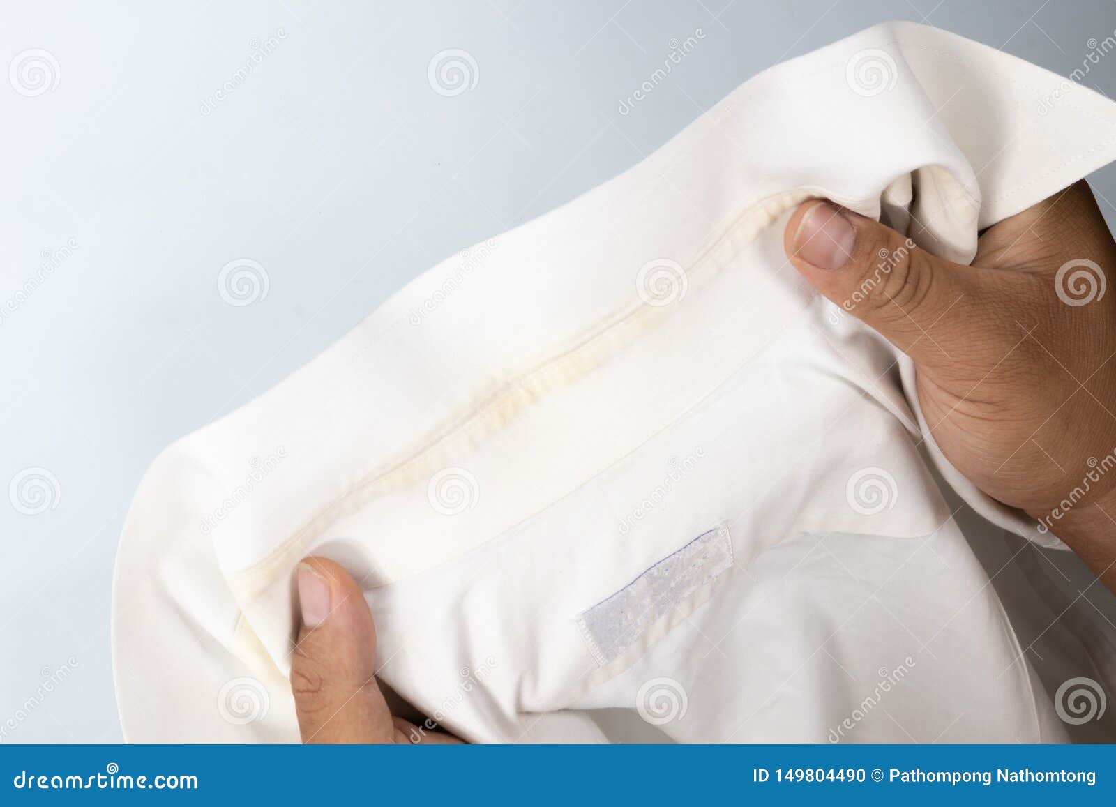 Gele Vuile Vlek Op Wit Overhemd Stock Foto - Image of leuk, schoon ...