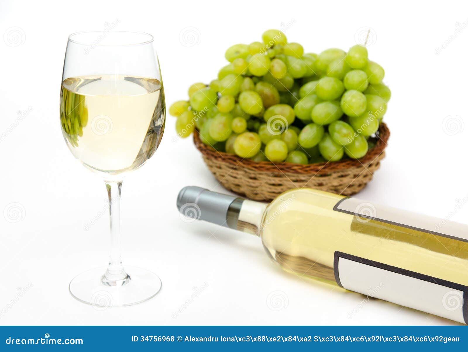Gele wijn met druiven stock foto. Image of kristal, glas - 34756968