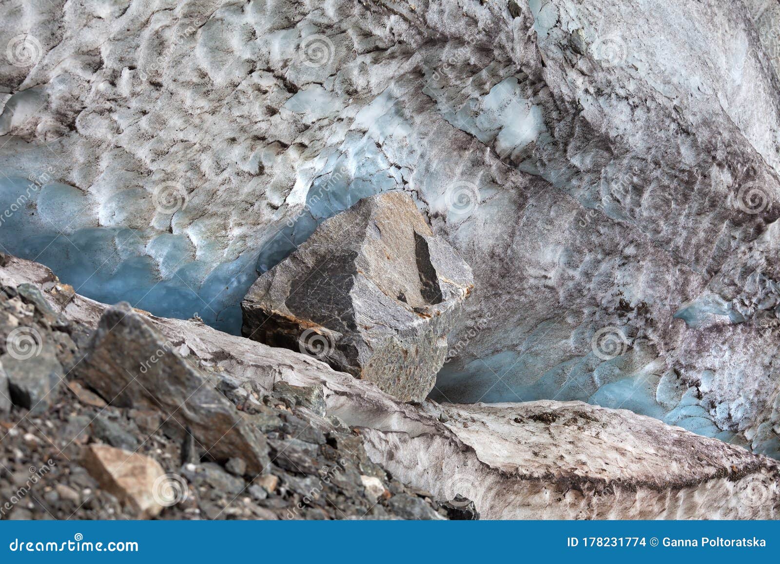 Geleira Com Fendas De Perigo Profundo Foto de Stock - Imagem de margem ...