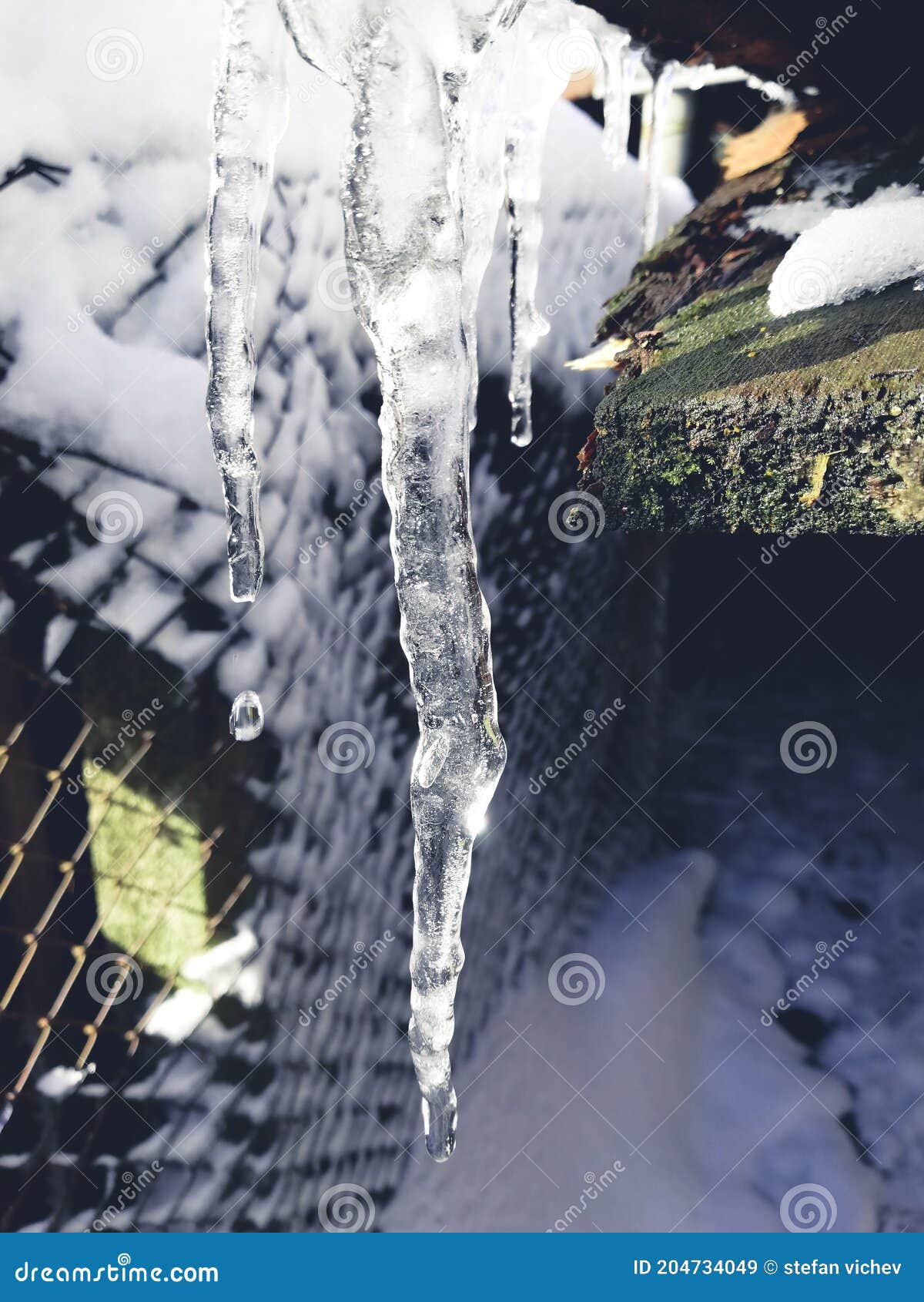 Gelo derretido imagem de stock. Imagem de azul, sunlight - 204734049