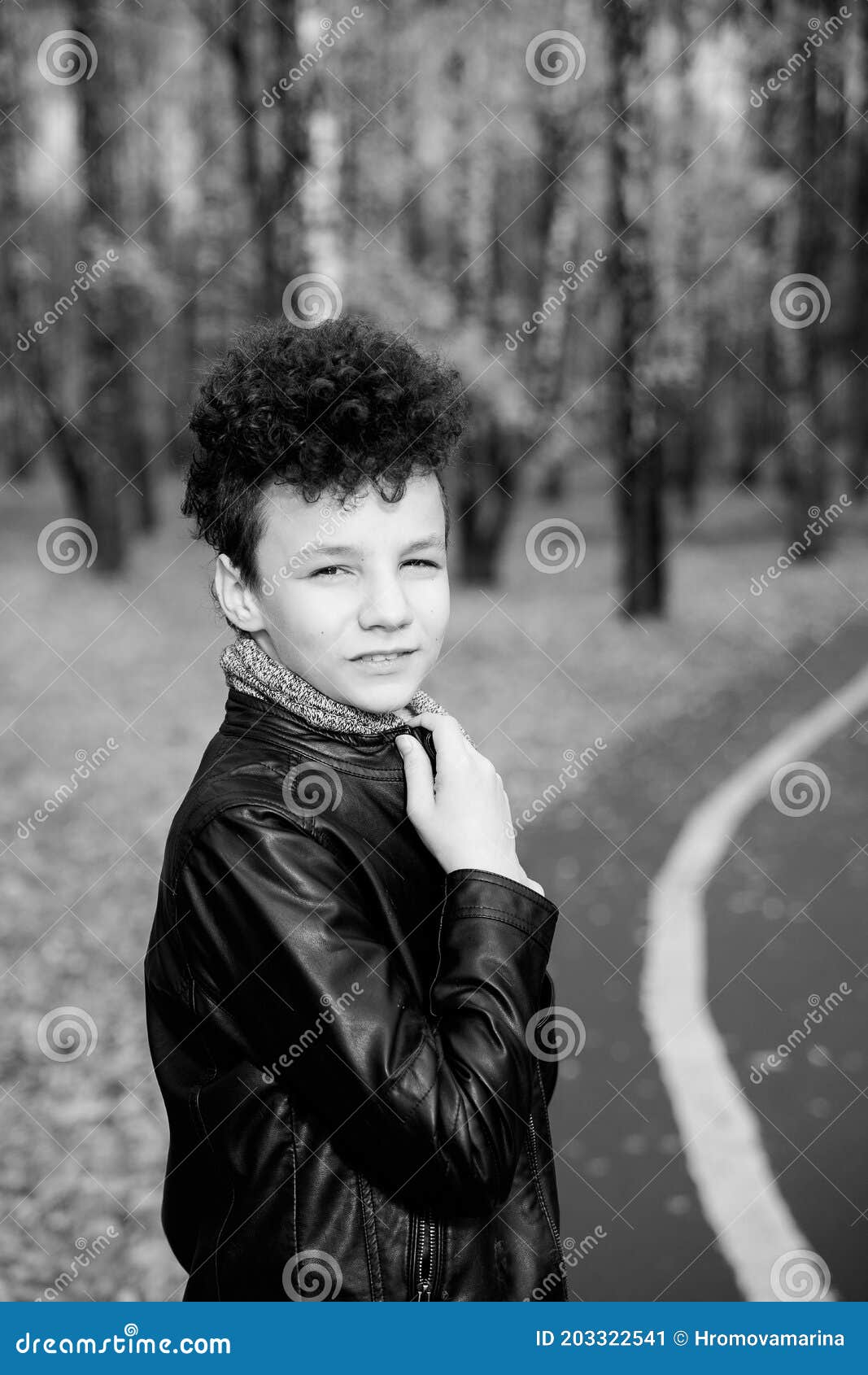 Gelockter Brownhaired Junge Mit Einer Mohikanerfrisur In Einer