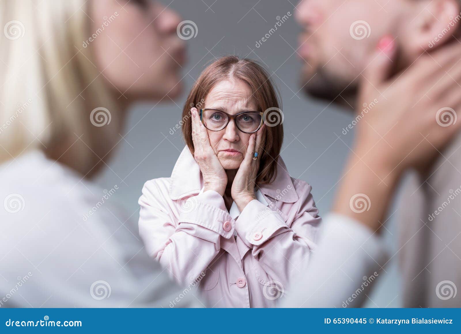 Gelosia Materna E Overprotectiveness Immagine Stock - Immagine di ...