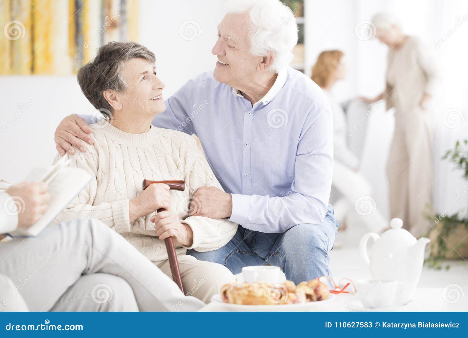 Gelukkig Bejaarde Die Vrouw Koesteren Stock Afbeelding - Image of ...