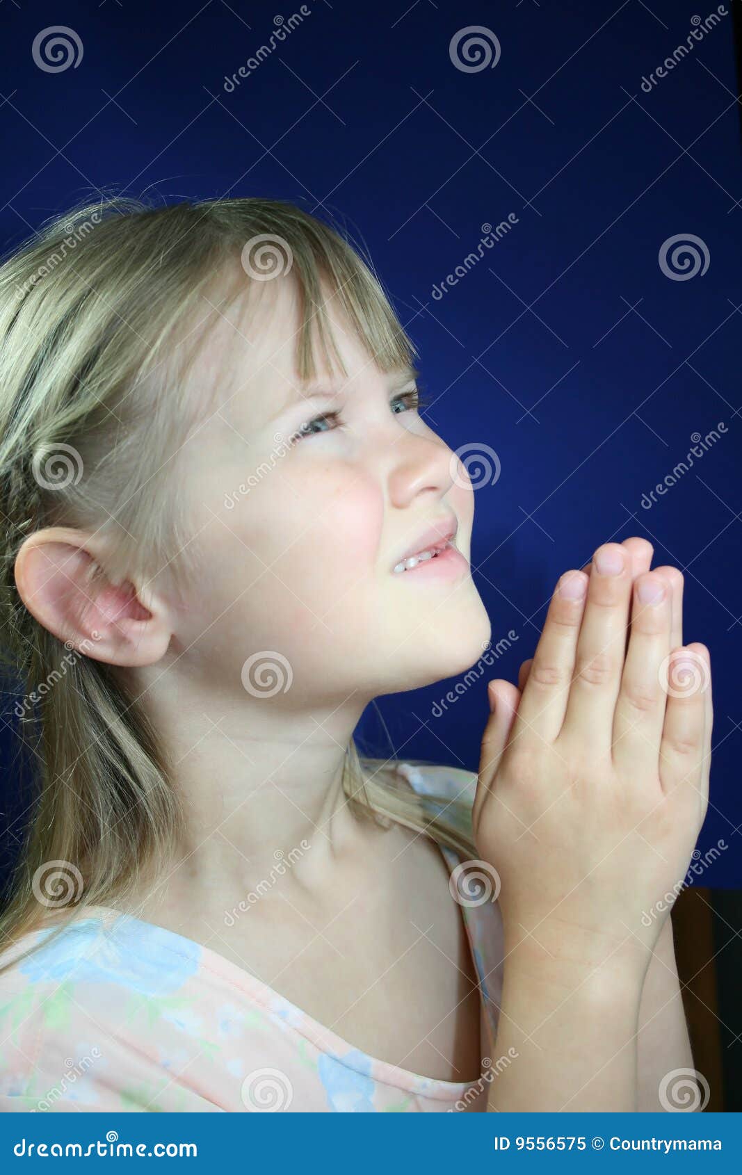 Gelukkig biddend meisje. stock afbeelding. Image of klein - 9556575