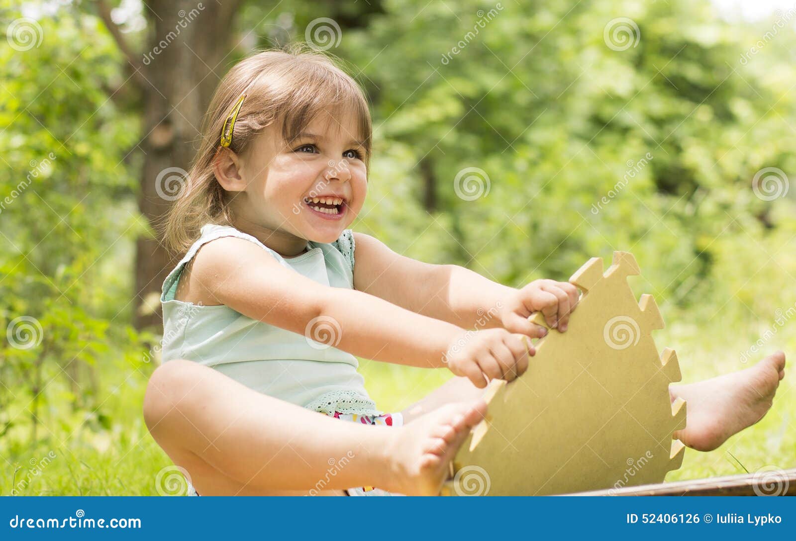 Gelukkig en verwend kind stock foto. Image of kleur, groen - 52406126