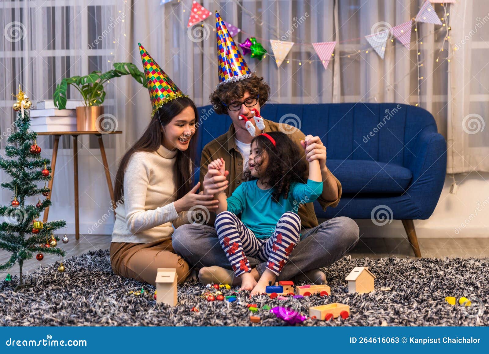 Gelukkig Gezin in Nieuwjaarsdag of Kerstdag Thuis. Vrolijke Kerst En ... Gelukkig Gezin in Nieuwjaarsdag of Kerstdag Thuis. Vrolijke Kerst En ...