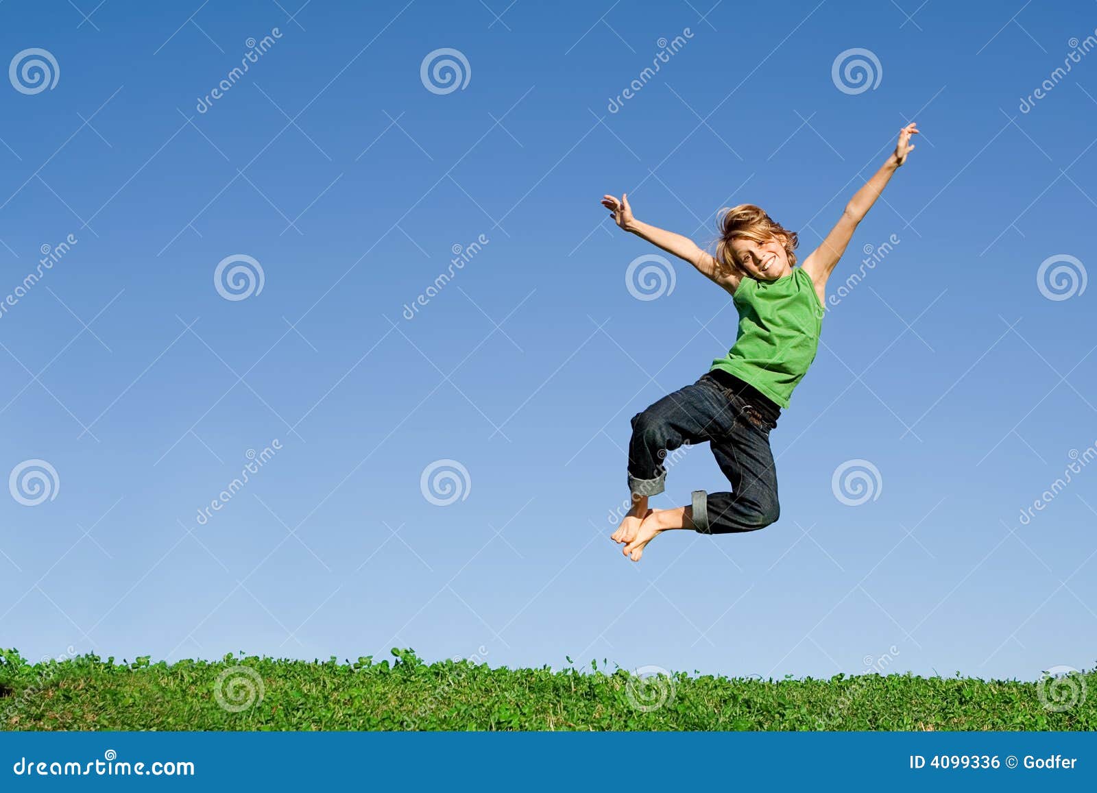 Gelukkig Kind Dat Voor Vreugde Springt Stock Foto - Image of buiten ...