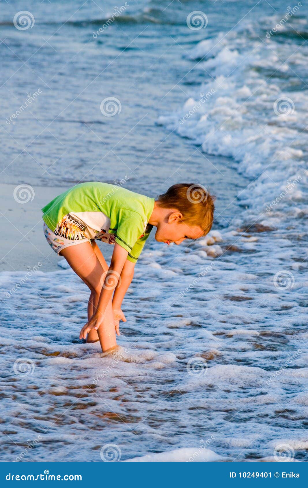 Gelukkig Lopend Kind Op Het Overzees Stock Afbeelding - Image of ...