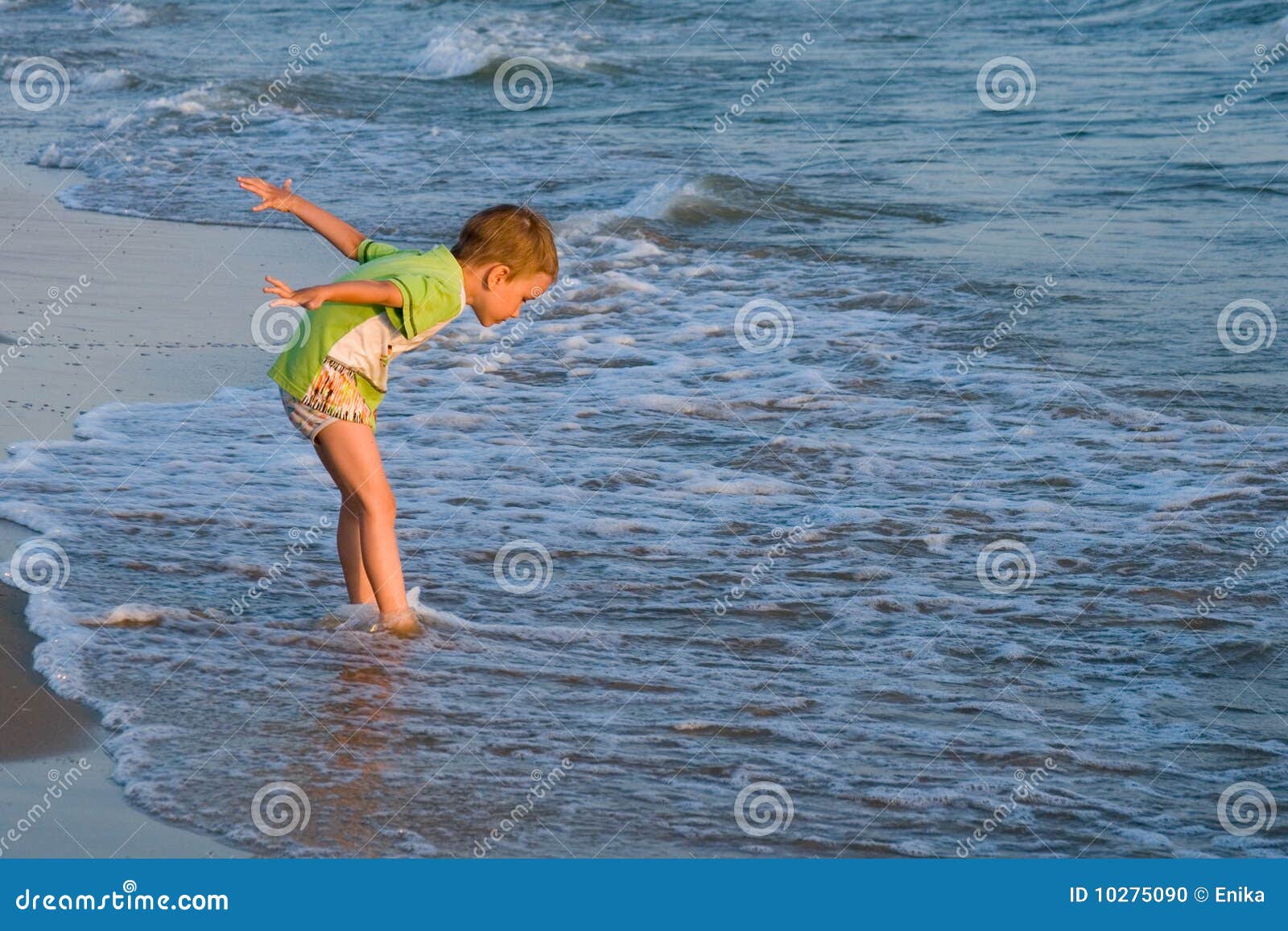 Gelukkig Lopend Kind Op Het Overzees Stock Foto - Image of avond, jong ...