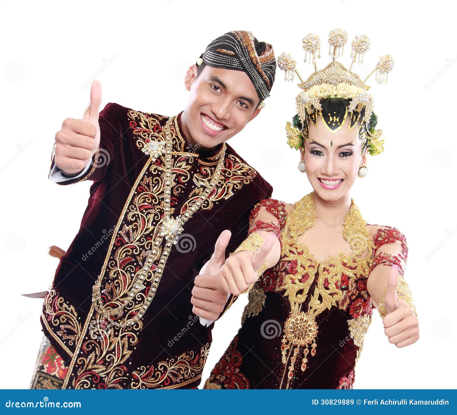 Gelukkig Traditioneel Het Huwelijkspaar Van Java Met Omhoog Duimen ...