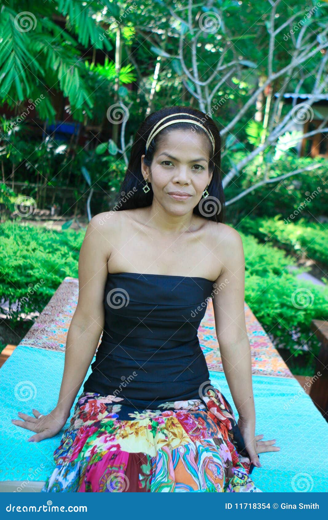 Gelukkige Aziatische Vrouw Stock Foto Image Of Geluk Steunen 11718354