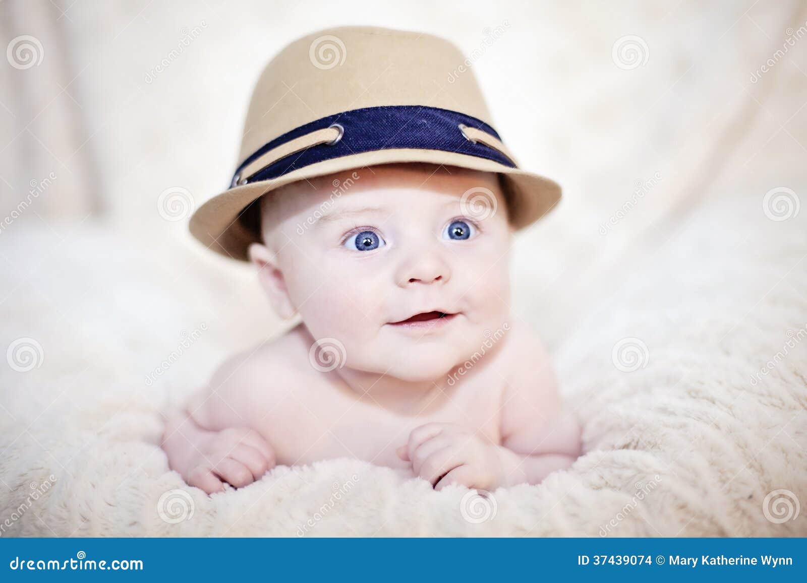 Gelukkige baby in hoed stock foto. Image of gelukkig - 37439074