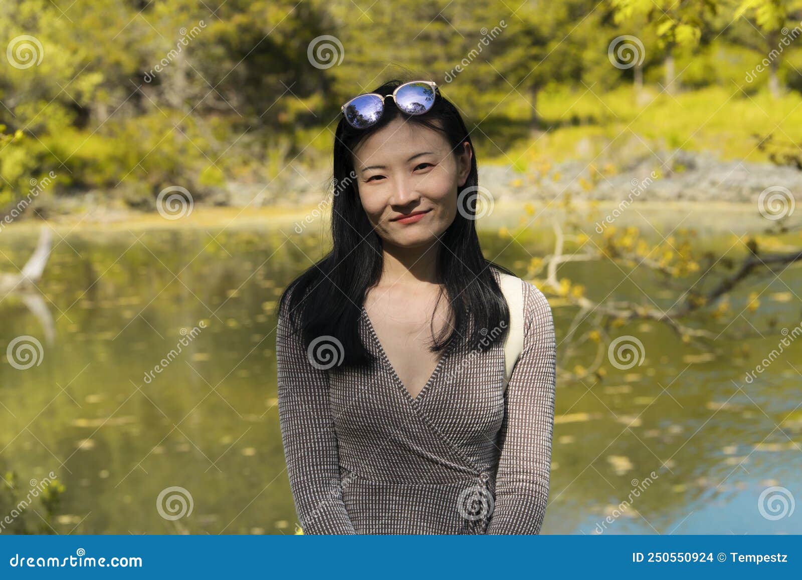 Gelukkige Chinese Vrouw In Een Wetland Park Stock Foto Image Of