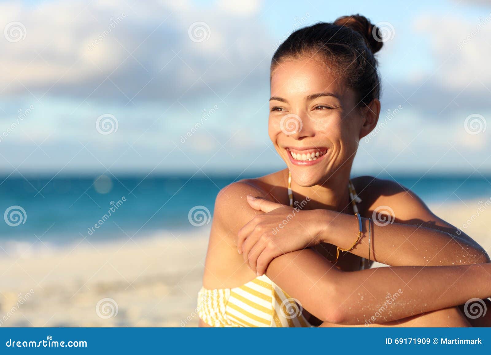 Gelukkige Gezonde Aziatische Chinese Vrouw Die Op Strand Glimlachen