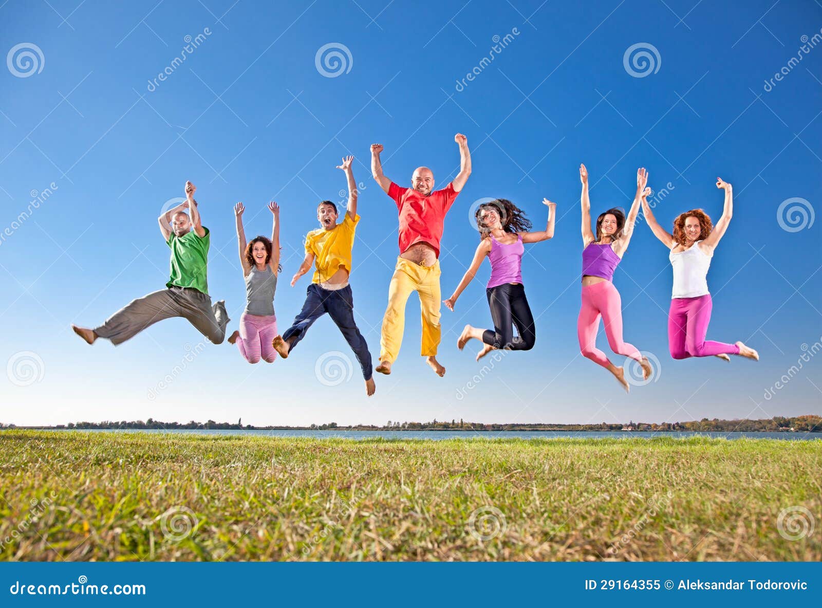 Gelukkige Glimlachende Groep Springende Mensen Stock Afbeelding - Image ...