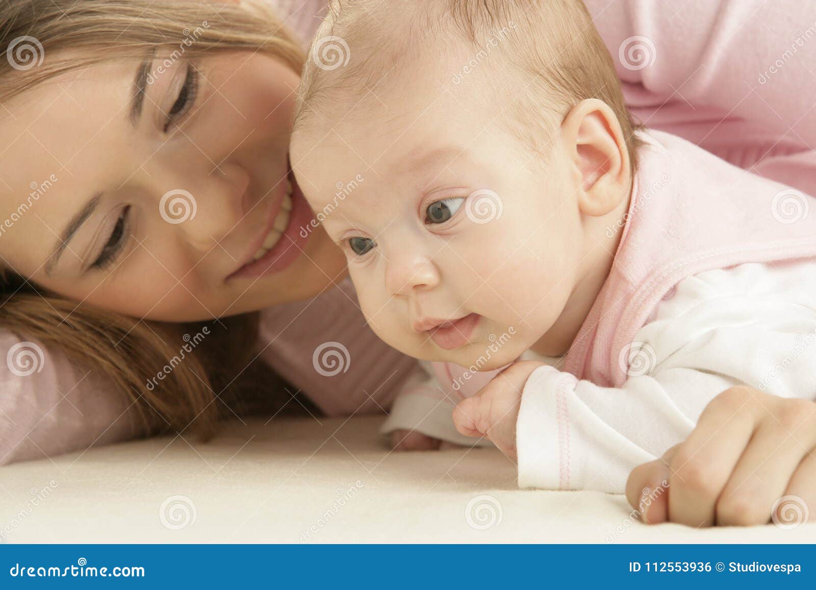 Gelukkige Jonge Moeder Met Haar Pasgeboren Baby Stock Foto - Image of ... Gelukkige Jonge Moeder Met Haar Pasgeboren Baby Stock Foto - Image of ...