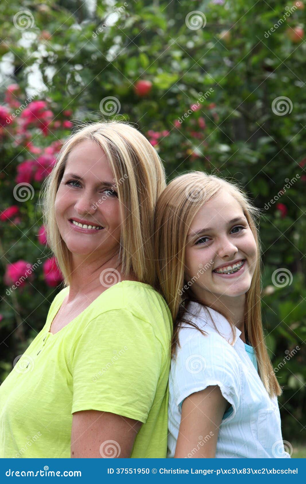 Gelukkige Jonge Tiener Met Haar Moeder Stock Foto - Image of glimlach ...