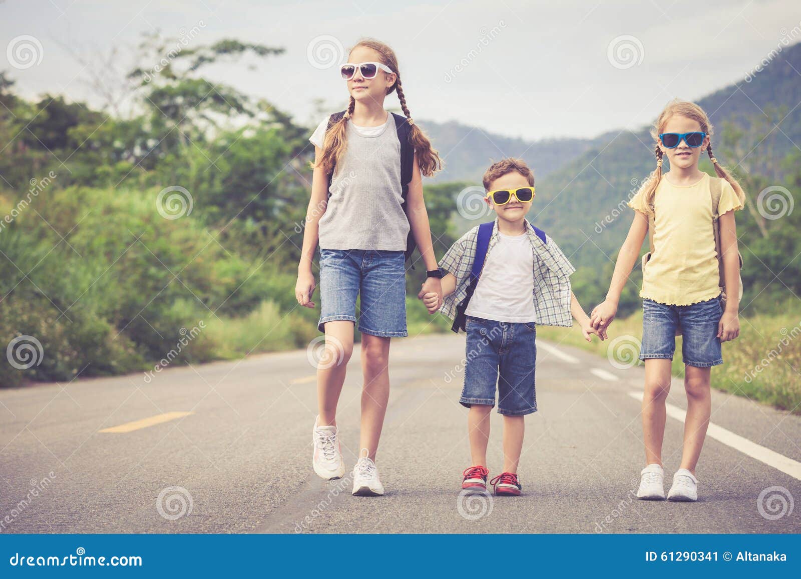 Gelukkige Kinderen Die Op De Weg Lopen Stock Afbeelding - Image of ...