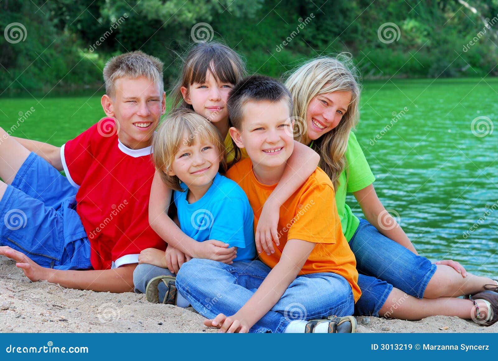 Gelukkige Kinderen Door Het Meer Stock Afbeelding - Image of kind ...