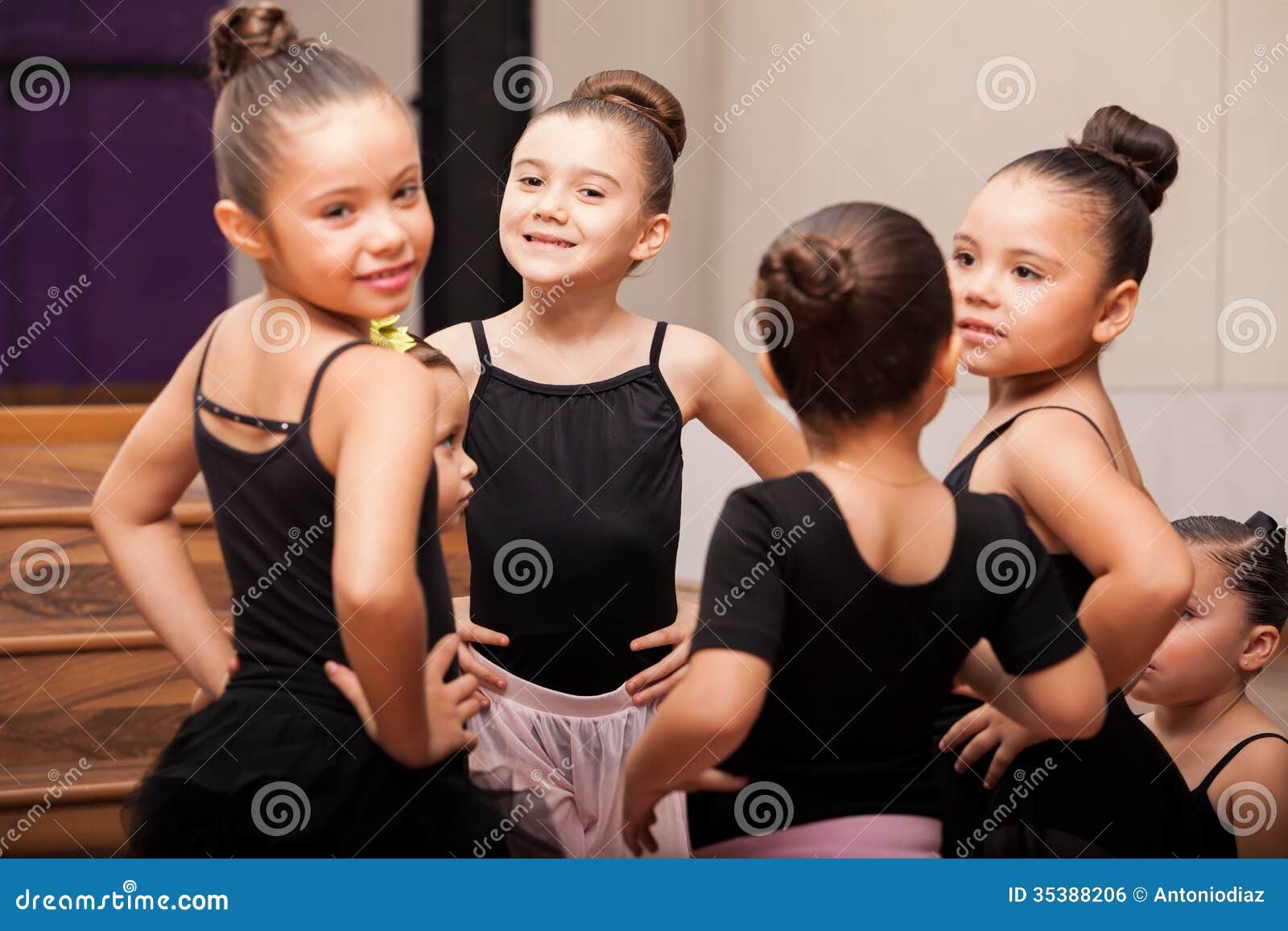 Gelukkige Meisjes in Balletklasse Stock Foto - Image of glimlach ...