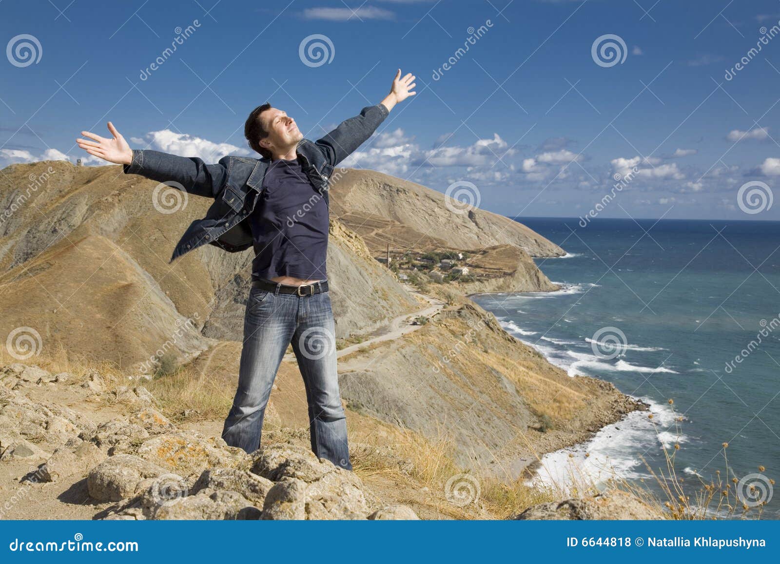 Gelukkige mens op de berg stock foto. Image of vreugde - 6644818