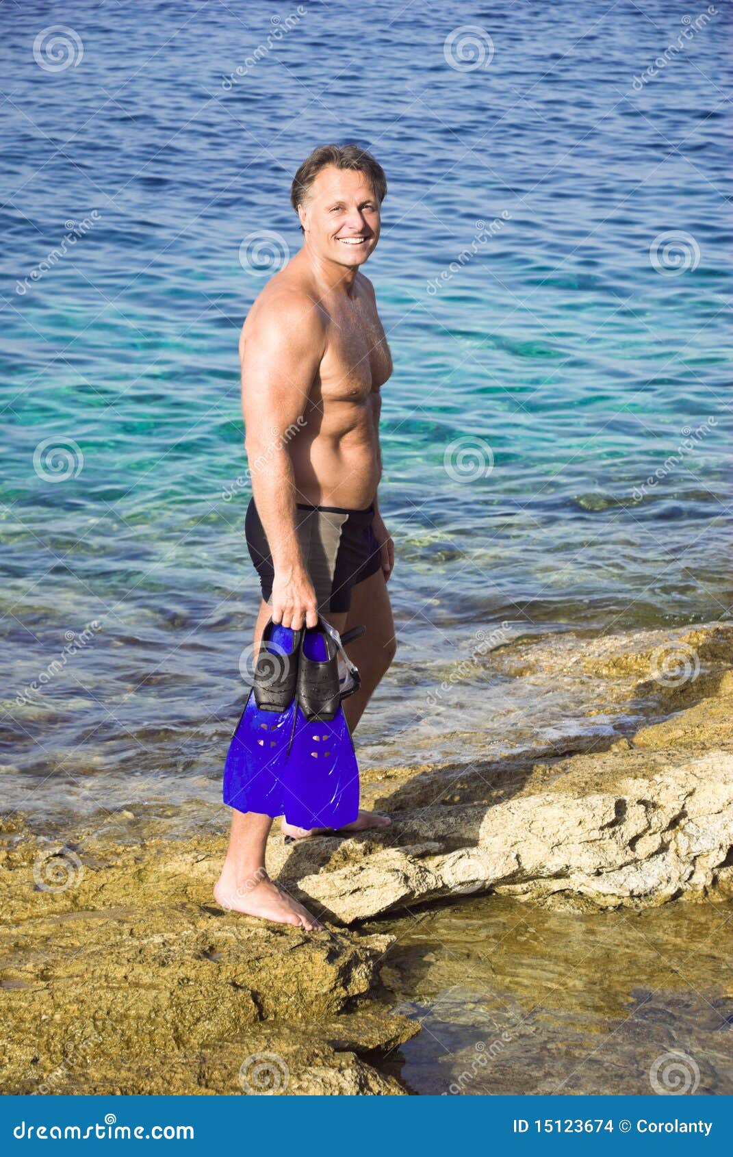 Gelukkige Mens Op Het Strand Stock Foto - Image of aantrekkelijk ...