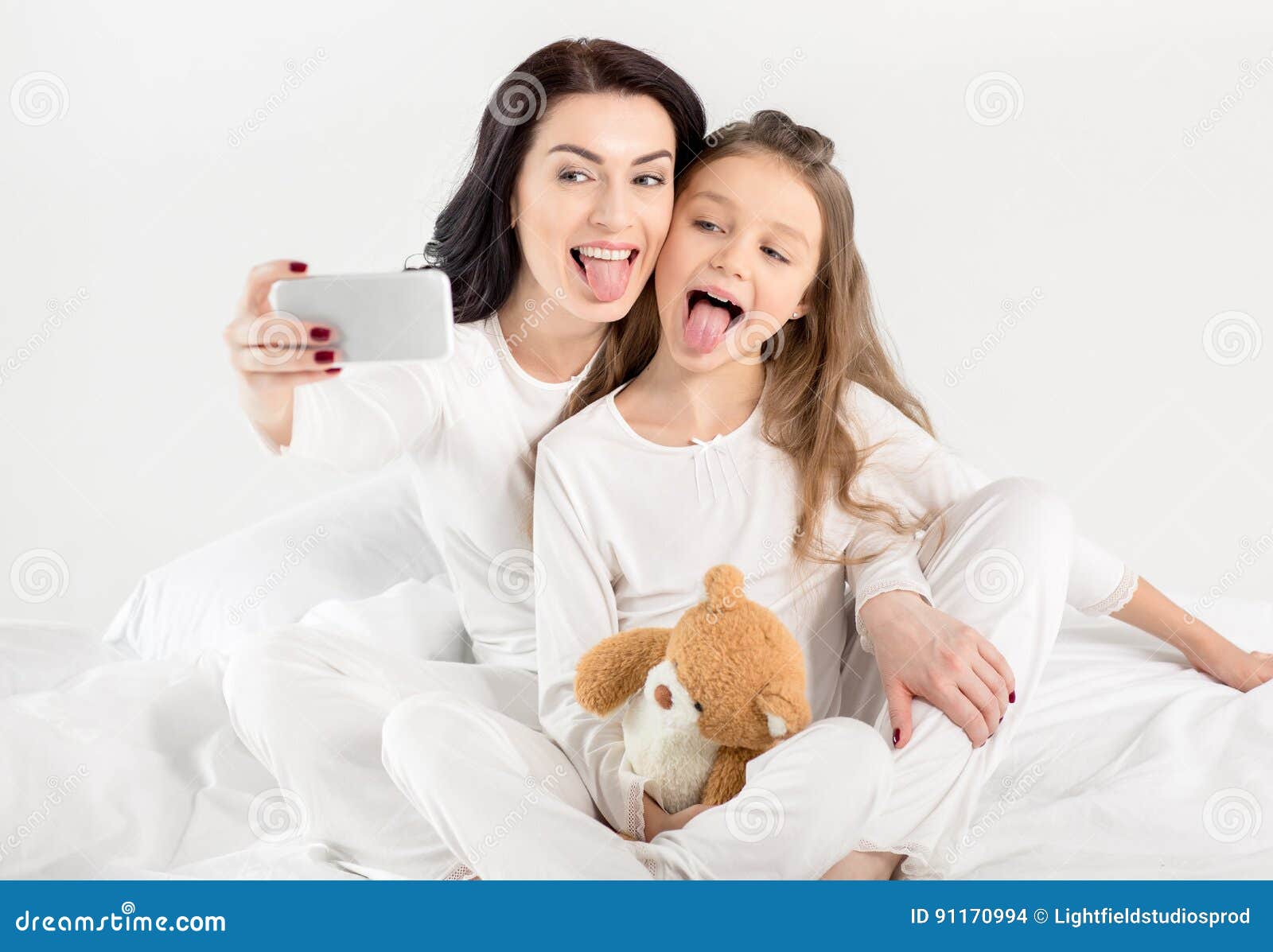 Gelukkige Moeder En Dochter In Pyjamas Die Selfie Met Smartphone Nemen