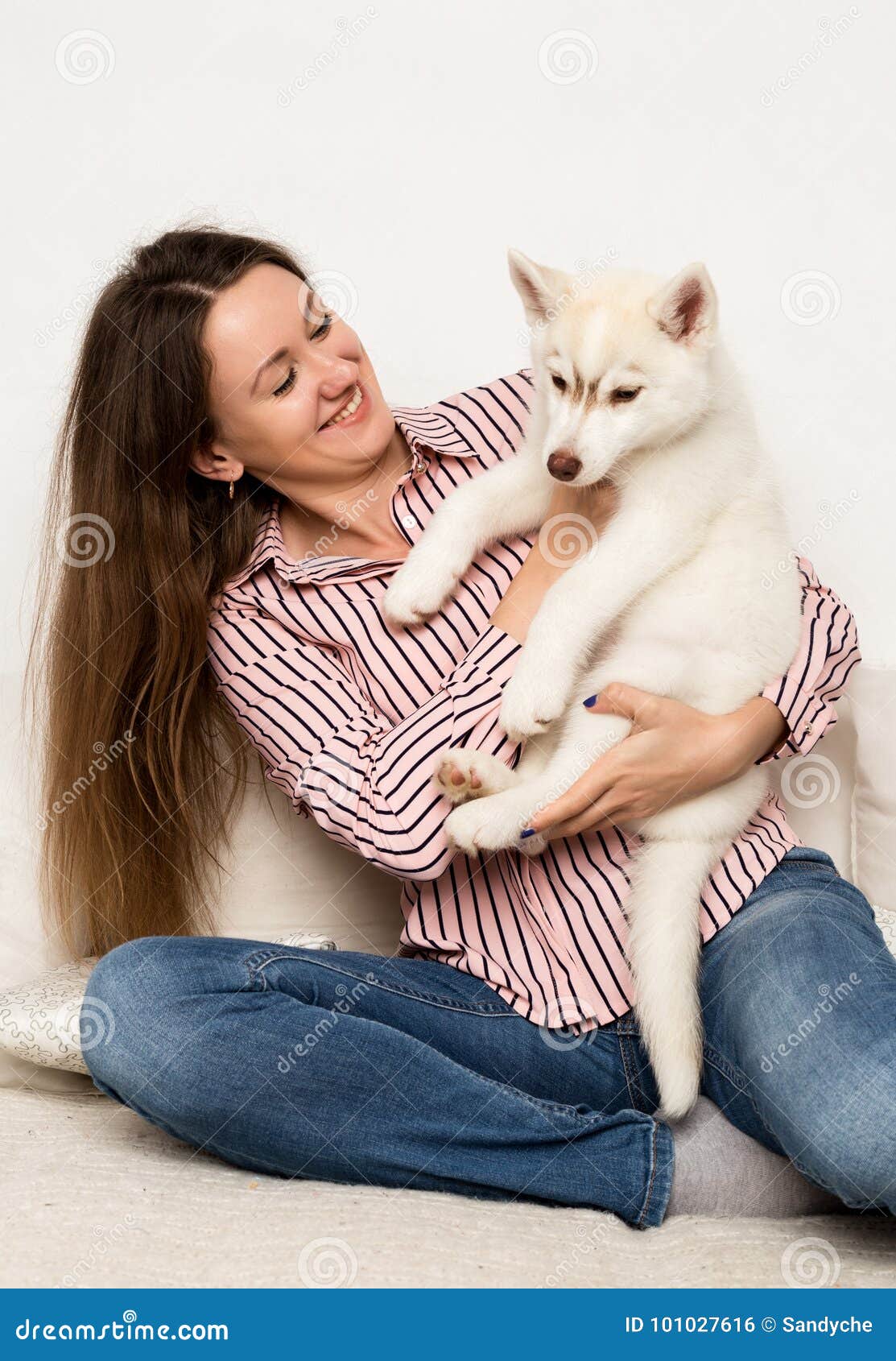 Gelukkige Mooie Vrouw Die Schor Puppy Koesteren De Meisjeszitting Op ... Gelukkige Mooie Vrouw Die Schor Puppy Koesteren De Meisjeszitting Op ...