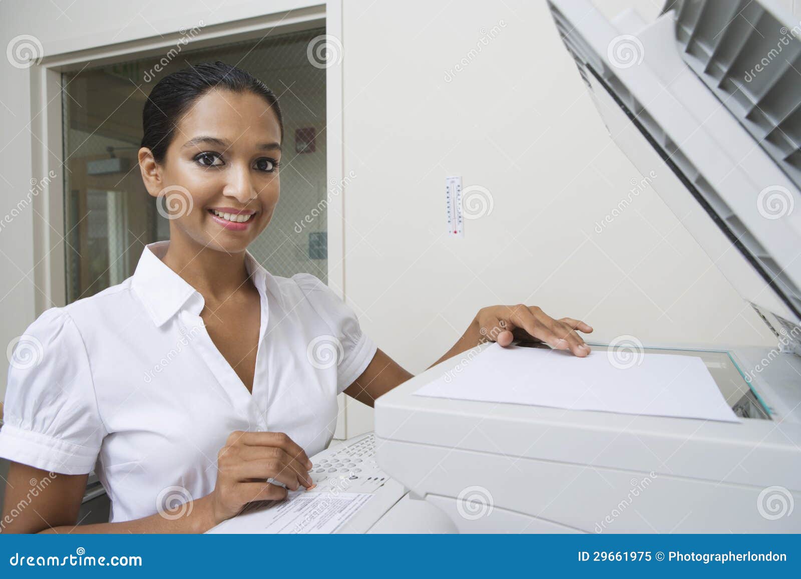 Gelukkige Onderneemster Using Fax Machine in Office Stock Afbeelding ...