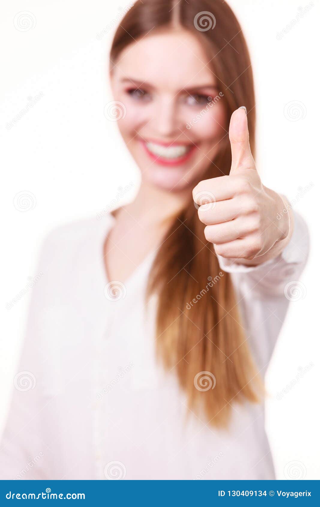 Gelukkige Positieve Donkerbruine Vrouw Die Duim Tonen Stock Foto ... Gelukkige Positieve Donkerbruine Vrouw Die Duim Tonen Stock Foto ...