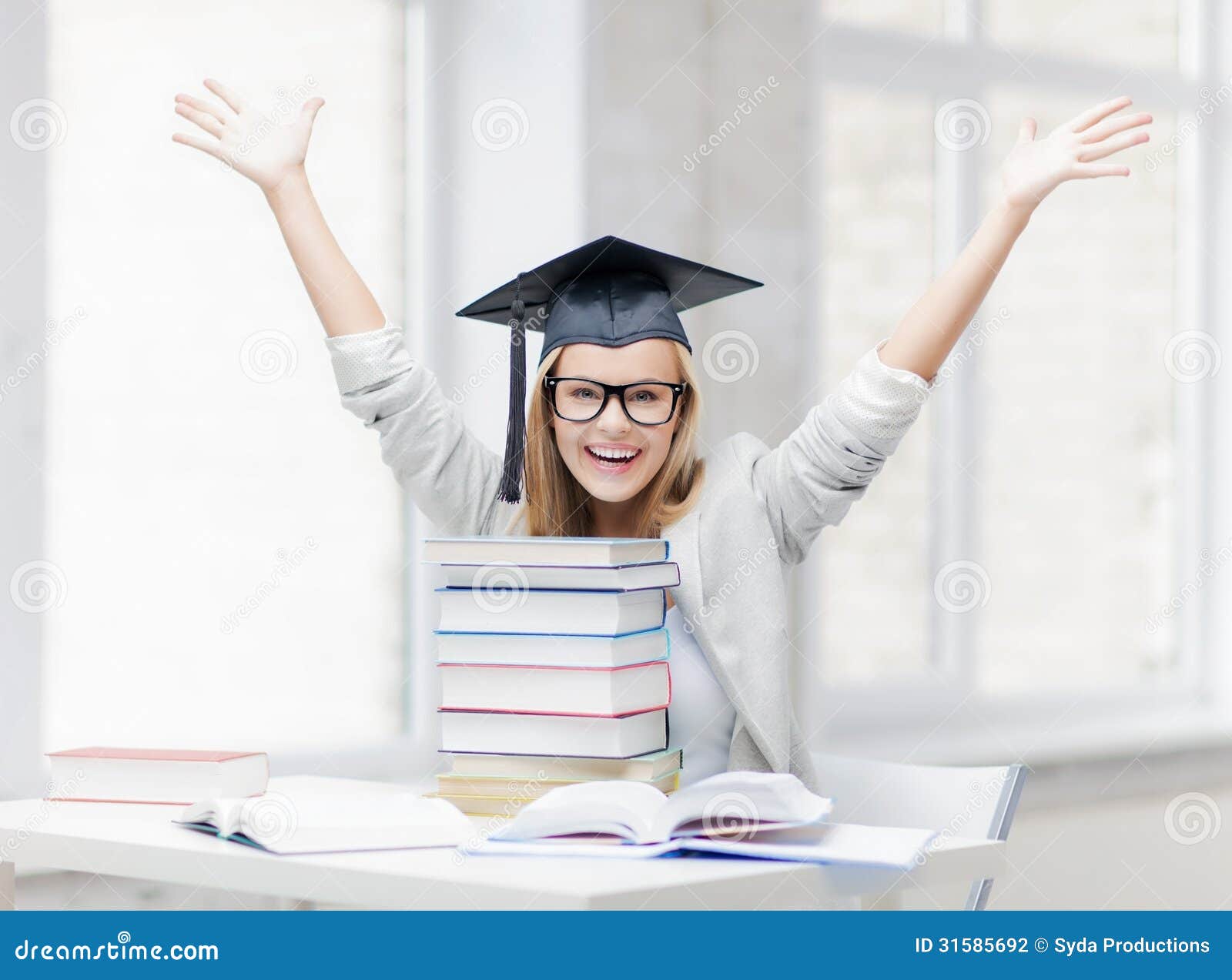 Gelukkige Student in Graduatie GLB Stock Foto - Image of boeken, hoog ...