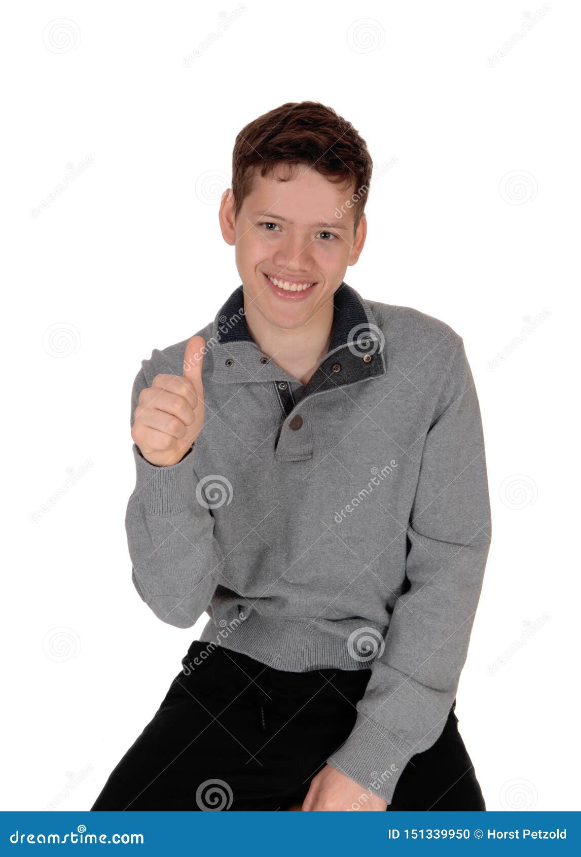 Gelukkige Tienerjongen Die Zijn Duim Tonen Stock Foto - Image of ... Gelukkige Tienerjongen Die Zijn Duim Tonen Stock Foto - Image of ...