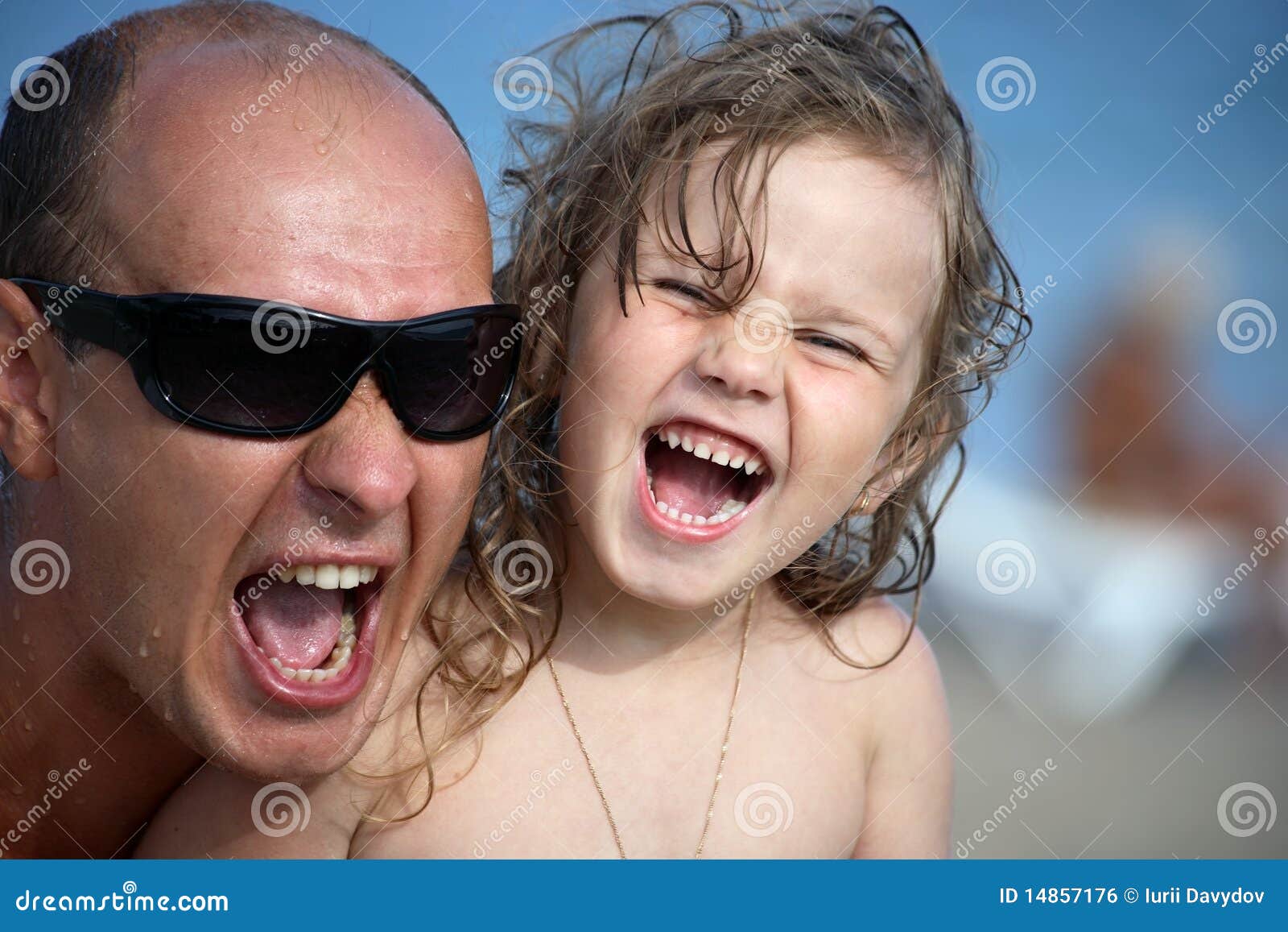 Gelukkige vader en dochter stock foto. Image of genieten - 14857176