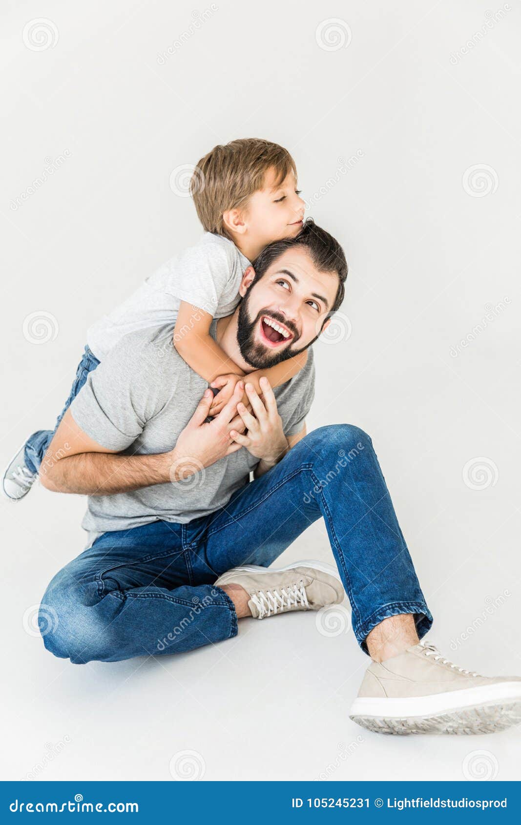 Gelukkige vader en zoon stock afbeelding. Image of mooi - 105245231