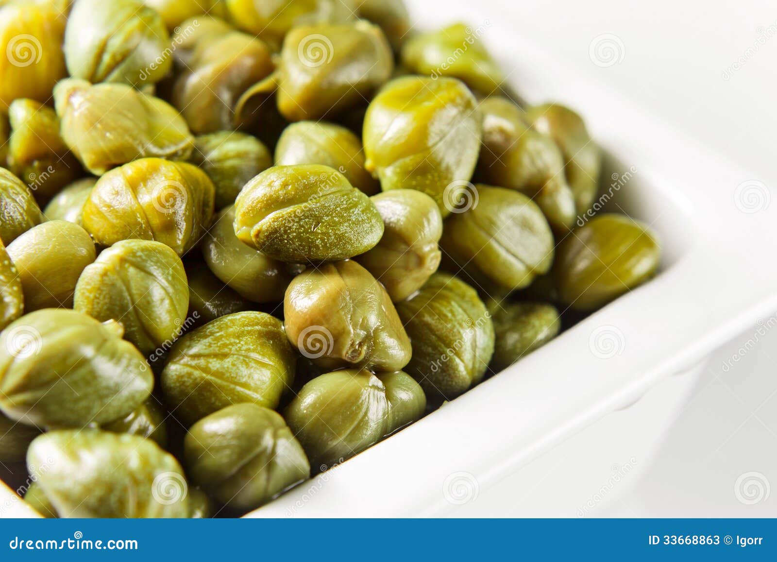 Gemarineerde kappertjes stock afbeelding. Image of gastronomisch - 33668863