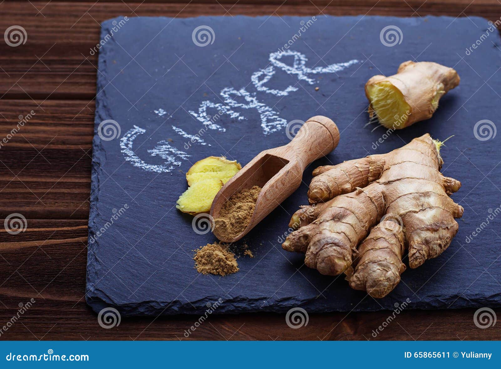 Gemberwortel En Gemalen Gember Op Lei Stock Afbeelding - Image of ...