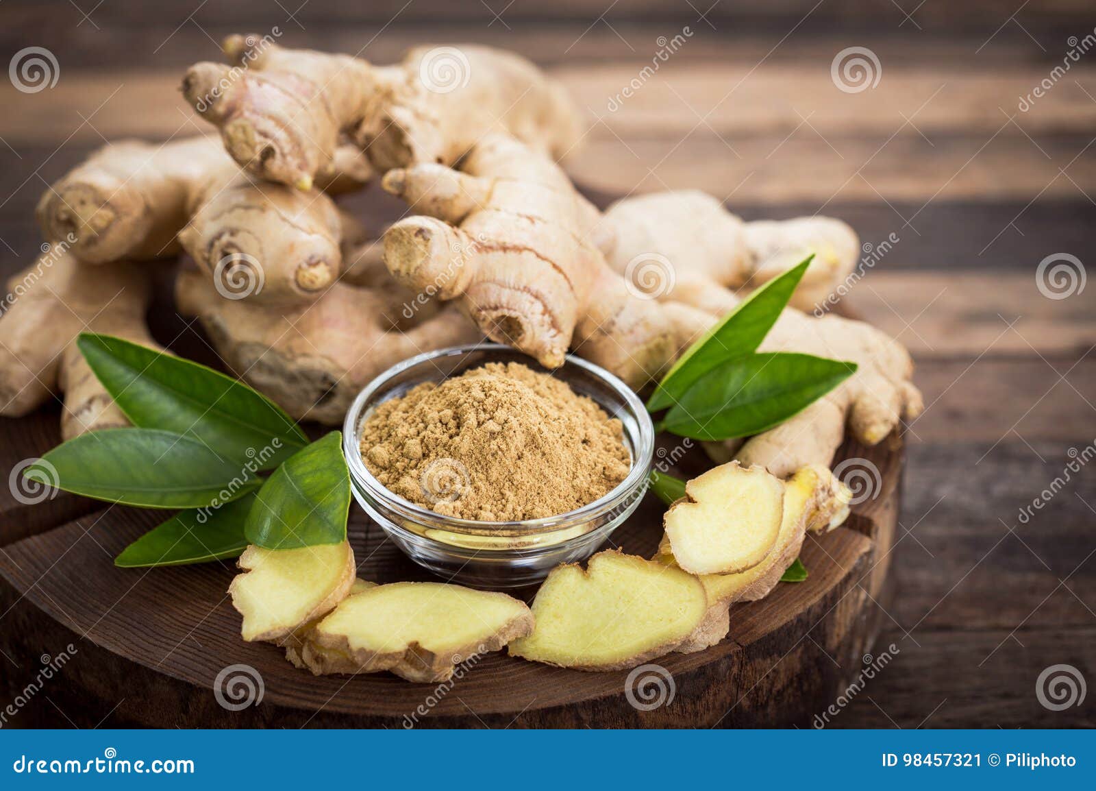 Gemberwortel En Gemberpoeder Stock Afbeelding - Image of gezondheid ...