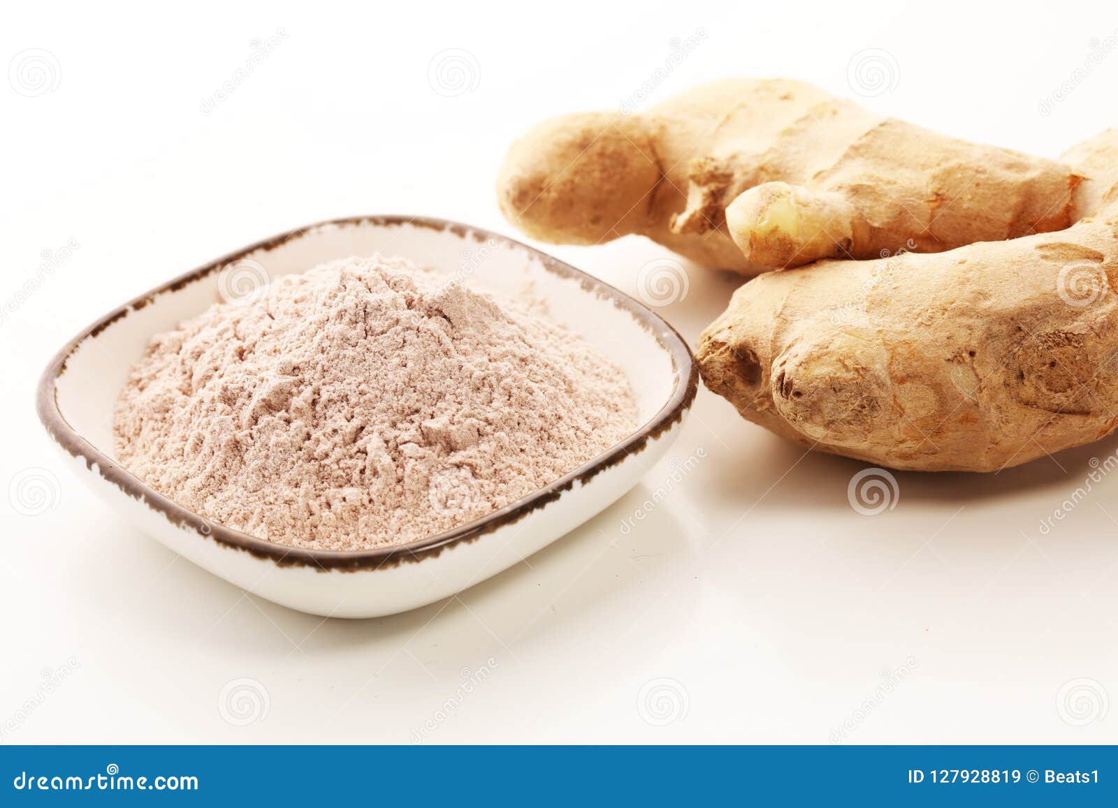 Gemberwortel En Gemberpoeder in De Kom Stock Afbeelding - Image of ...