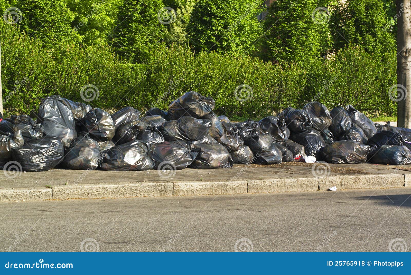 Gemeentelijk afval stock foto. Image of verwijdering - 25765918