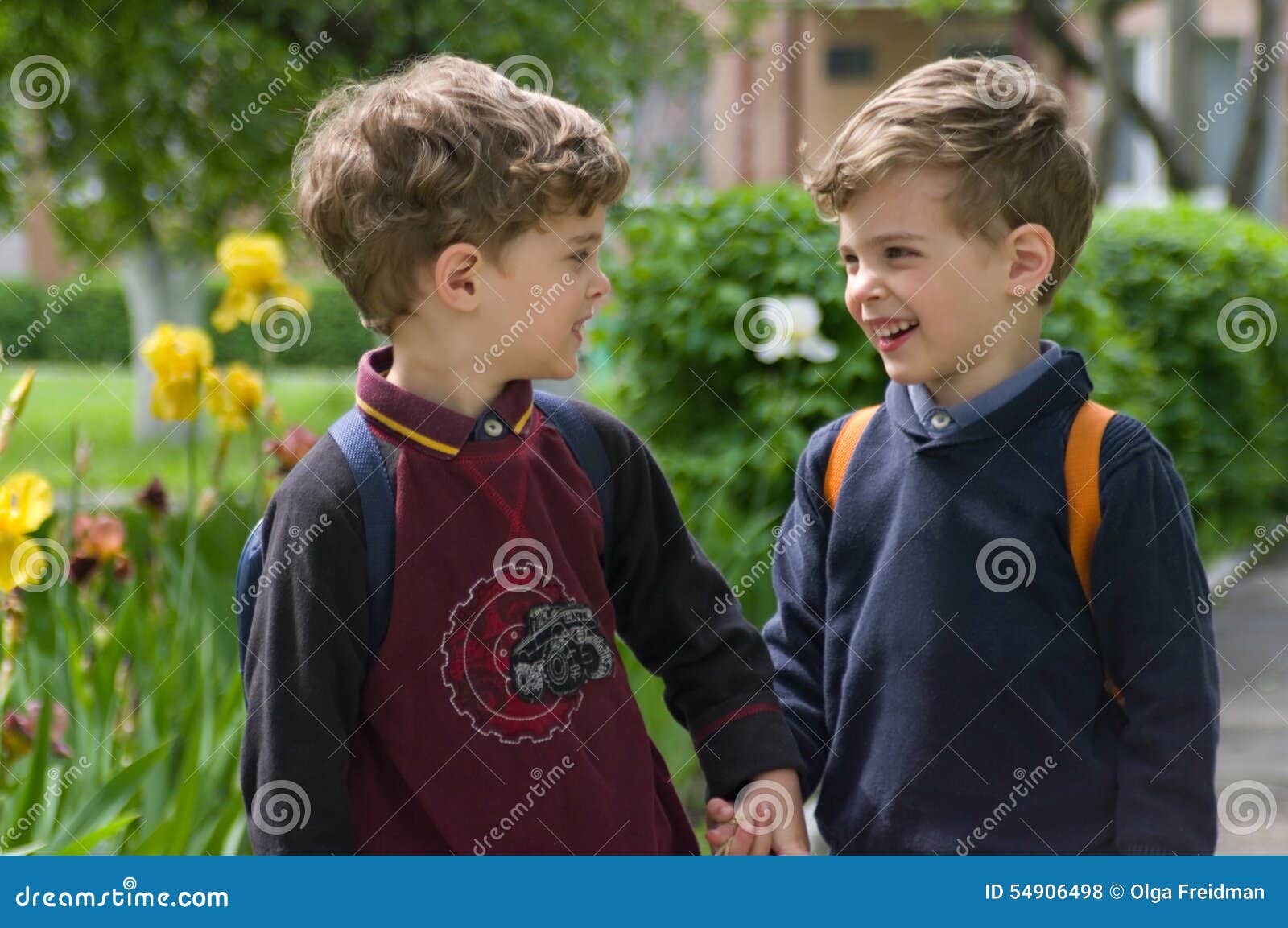 Gemelli Monozigoti Tenuti Per Mano Fotografia Stock - Immagine di ...