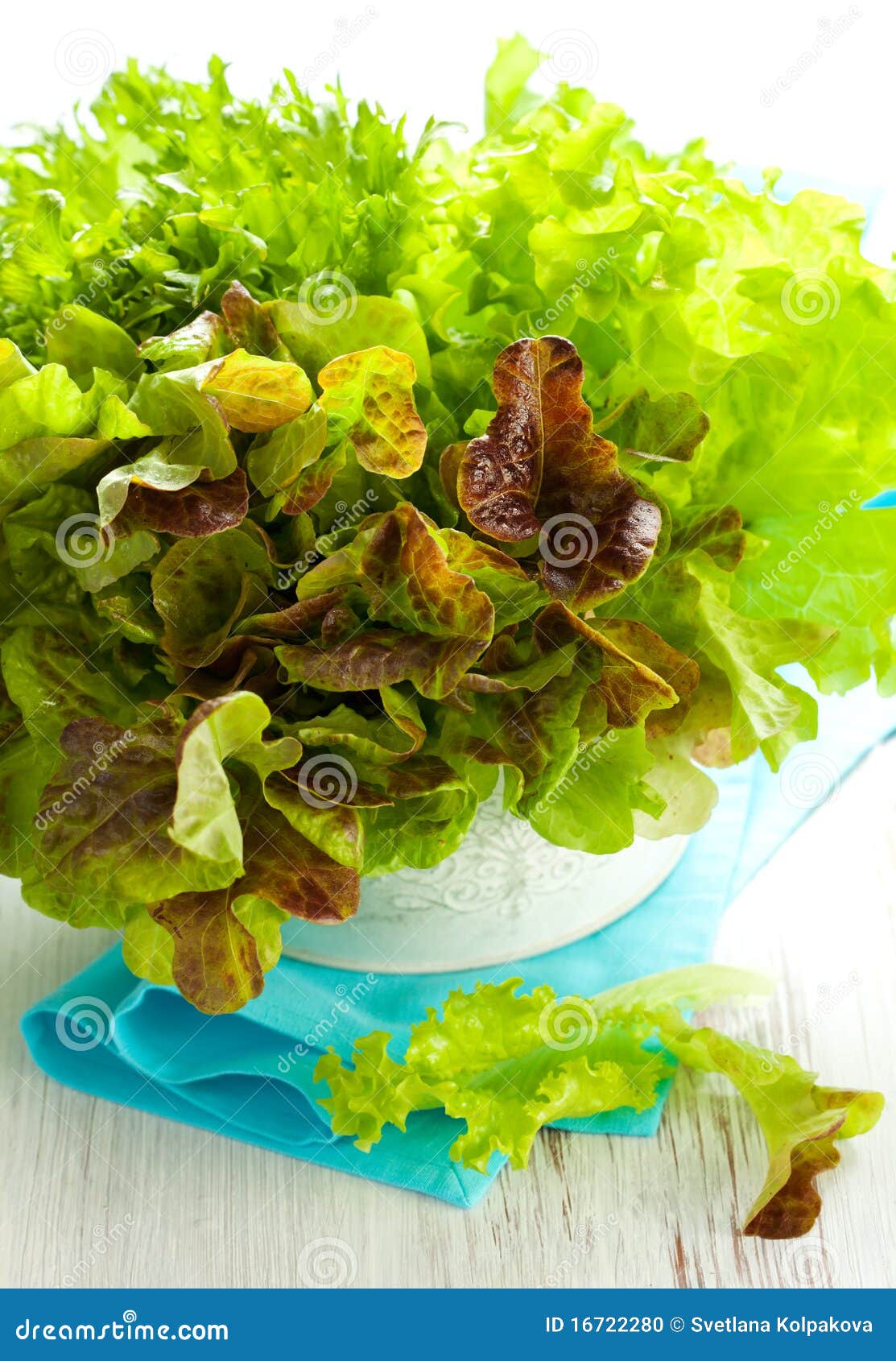 Gemengde sla in een kom stock foto. Image of verschillend - 16722280