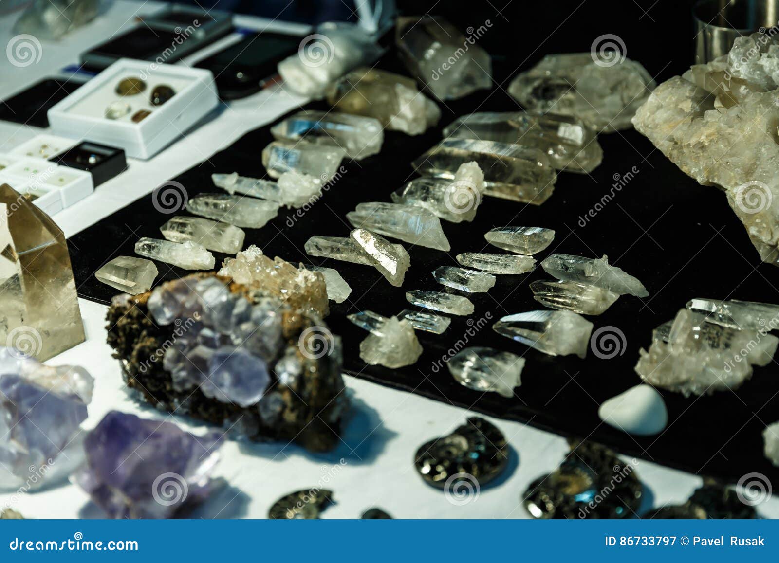 Gemmes et minerais rares image stock. Image du personne - 86733797