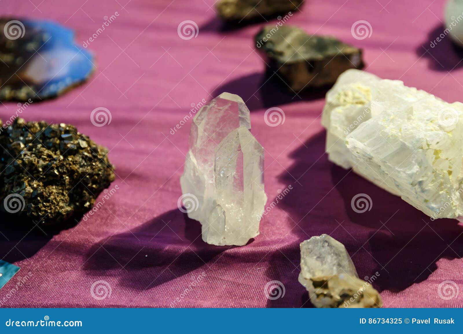Gemmes et minerais rares image stock. Image du normal - 86734325
