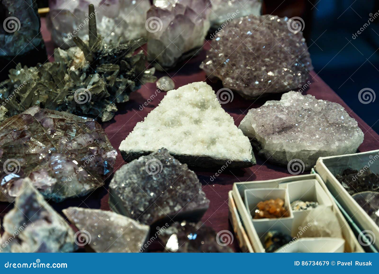 Gemmes et minerais rares image stock. Image du pépite - 86734679