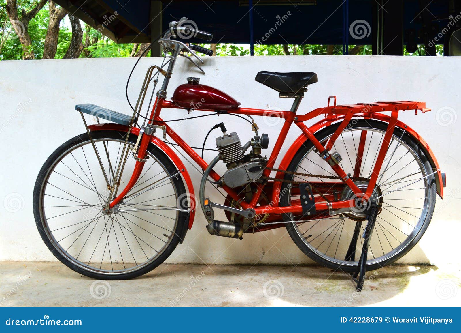Gemotoriseerde fiets stock afbeelding. Image of levensstijl - 42228679