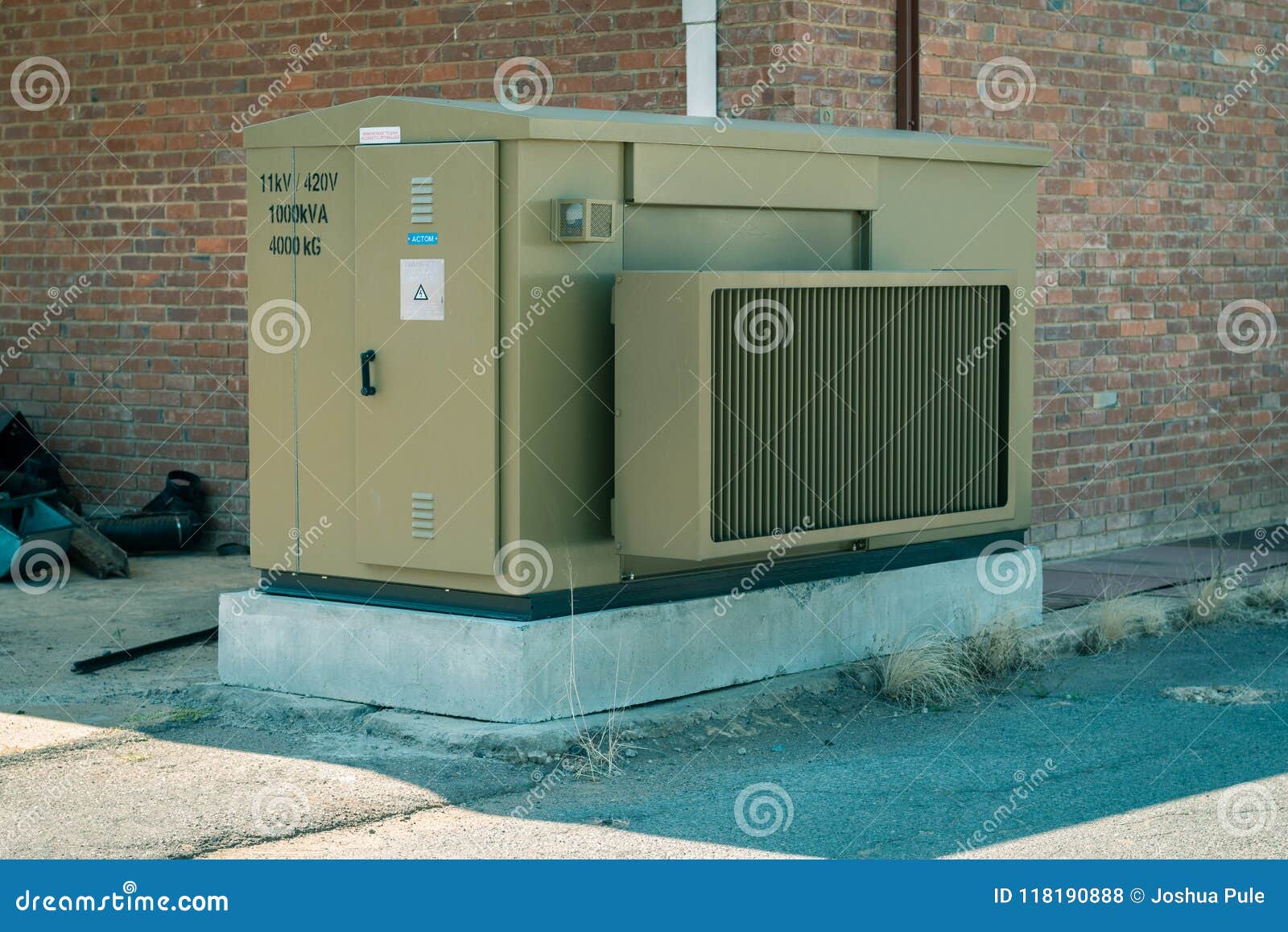 Generador De Poder Verde Fuera Del Edificio De Ladrillo Foto de archivo ...