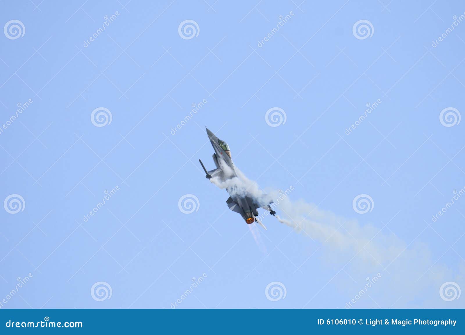 General Dynamics F16 in Steep Climb Stock Photo - Image of mach ...