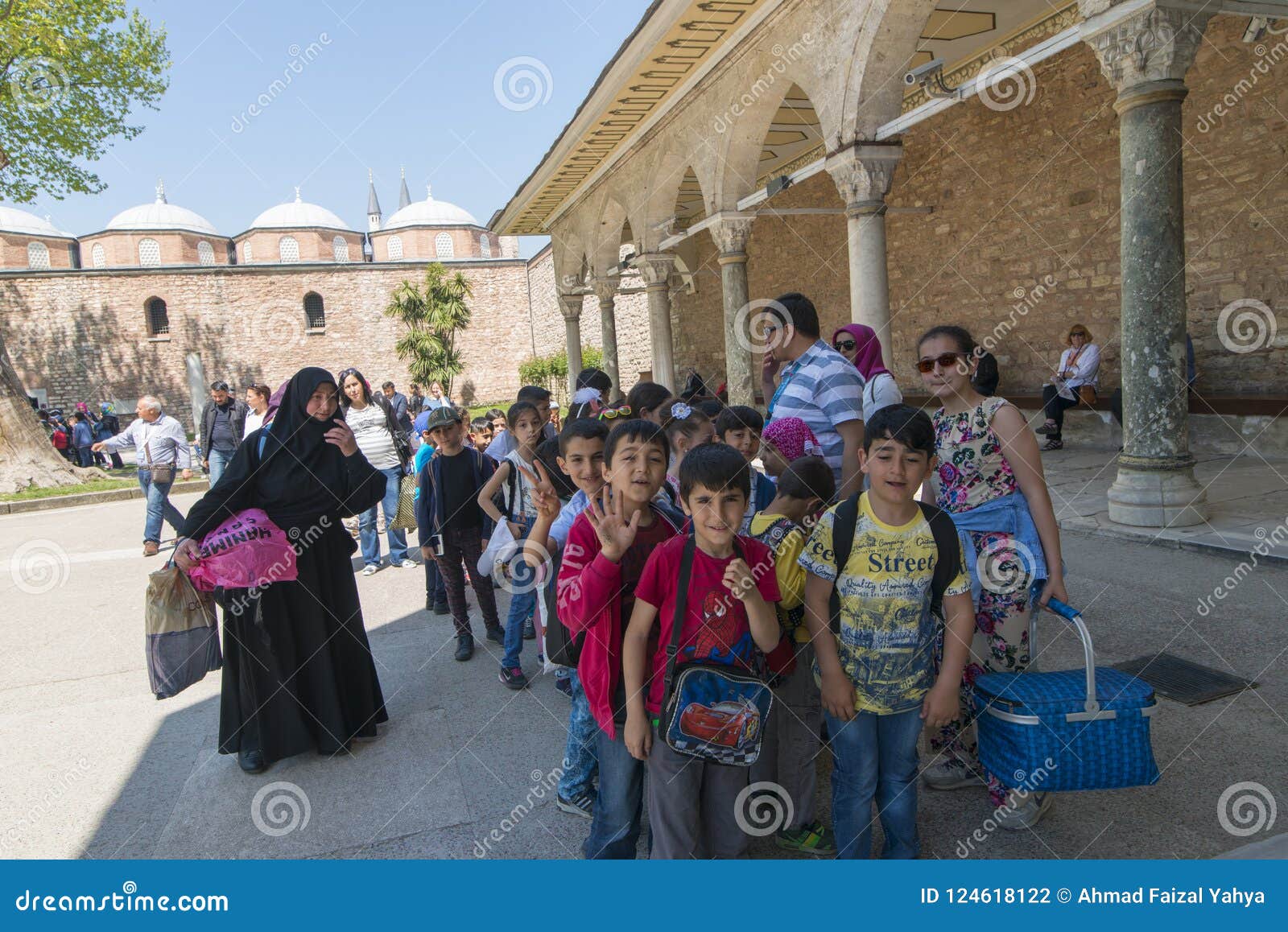 General Shot of Students Visiting Topkapi Museum Editorial Photography ...