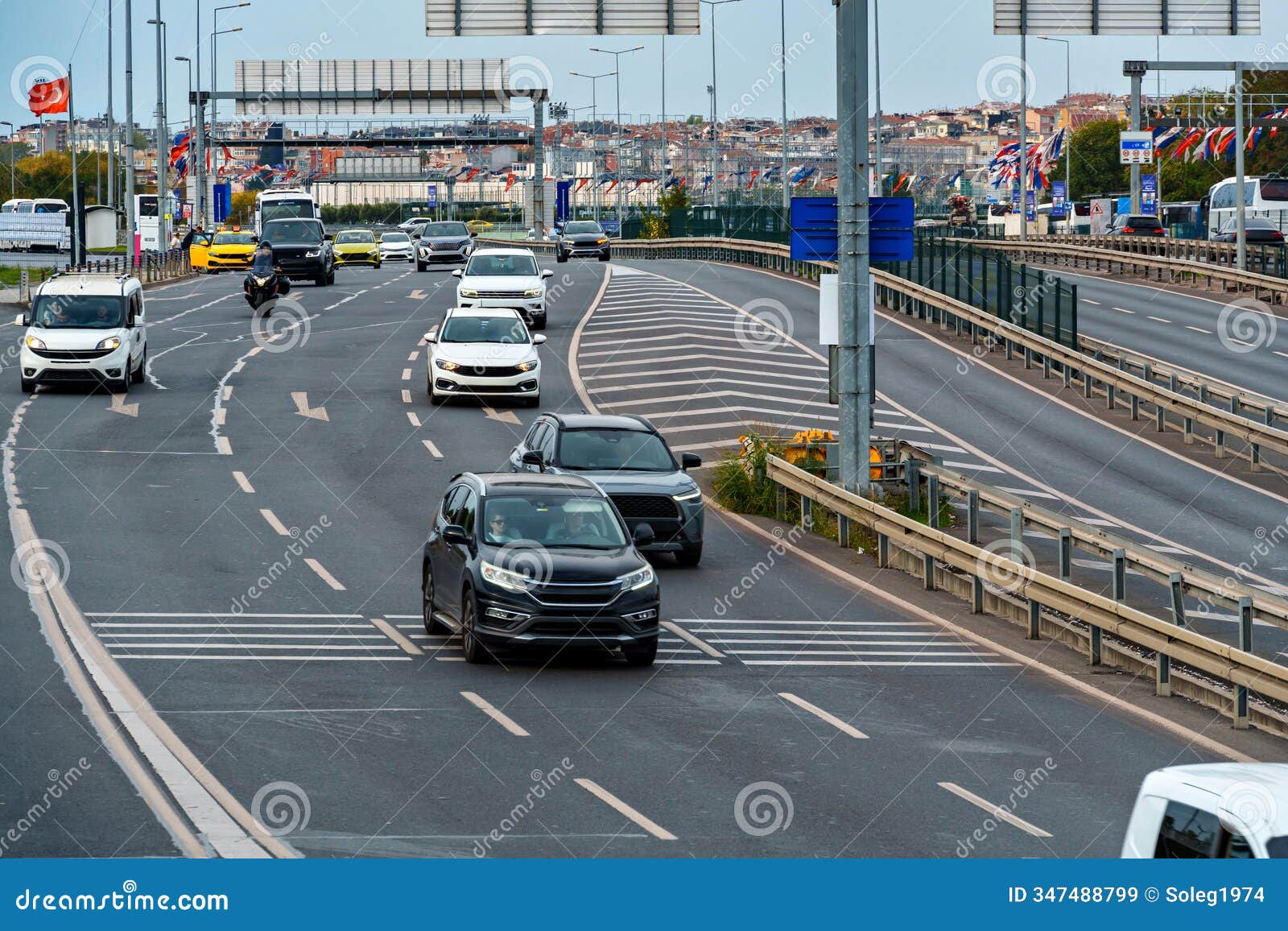 City Road, Traffic on a Multi-lane Expressway in Istanbul, Turkey Stock ...
